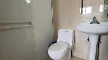 Quarto Duplo Básico | Casa de banho | Toalhas fornecidas, sabão, champô, papel higiénico