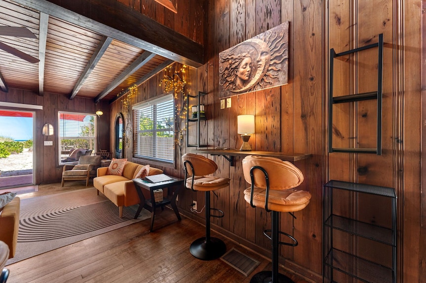 Beach Paradise. Spacious, Rustic, Charming, Original Florida Style Beach House. - Satellite Beach, FL