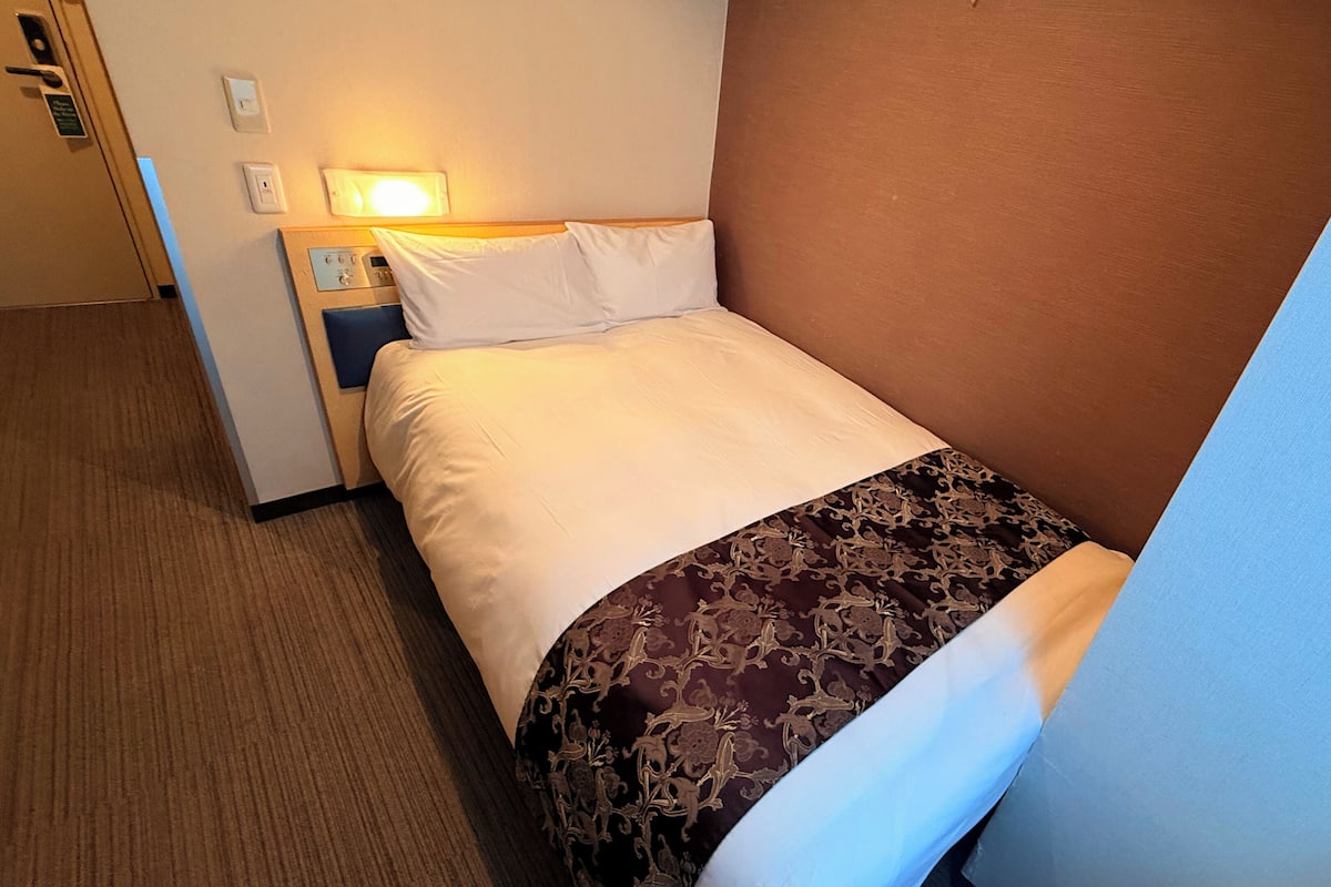 Edredons de pluma, escrivaninha, espaço de trabalho para notebook