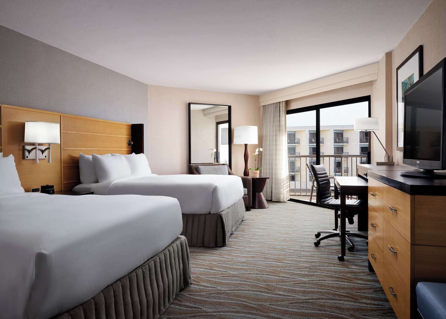 Pet-friendly Beach Bliss! Just Steps To The Beach, Relaxing Outdoor Pool - Redondo Beach, CA