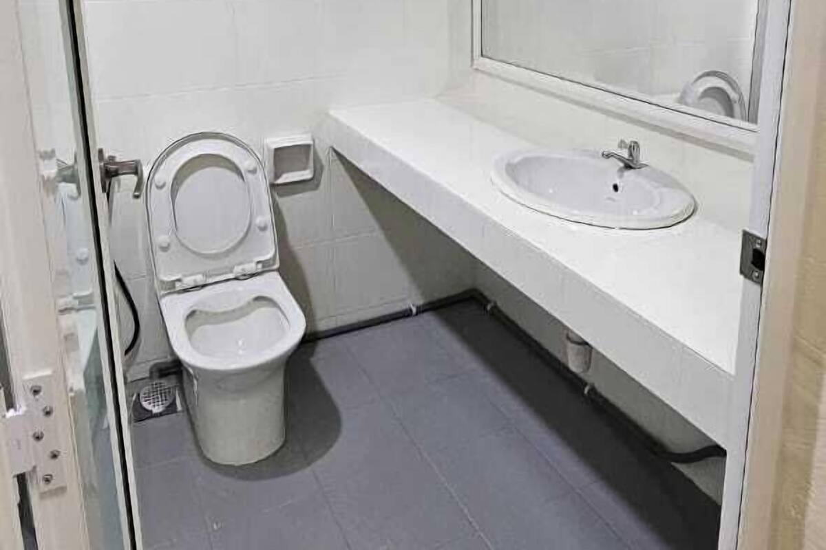 Banheiro | Chuveiro, secador de cabelo, toalhas de banho, shampoo