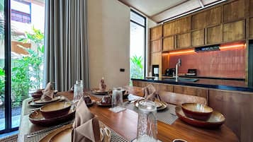 Um frigorífico, um micro-ondas, uma placa de cozinha