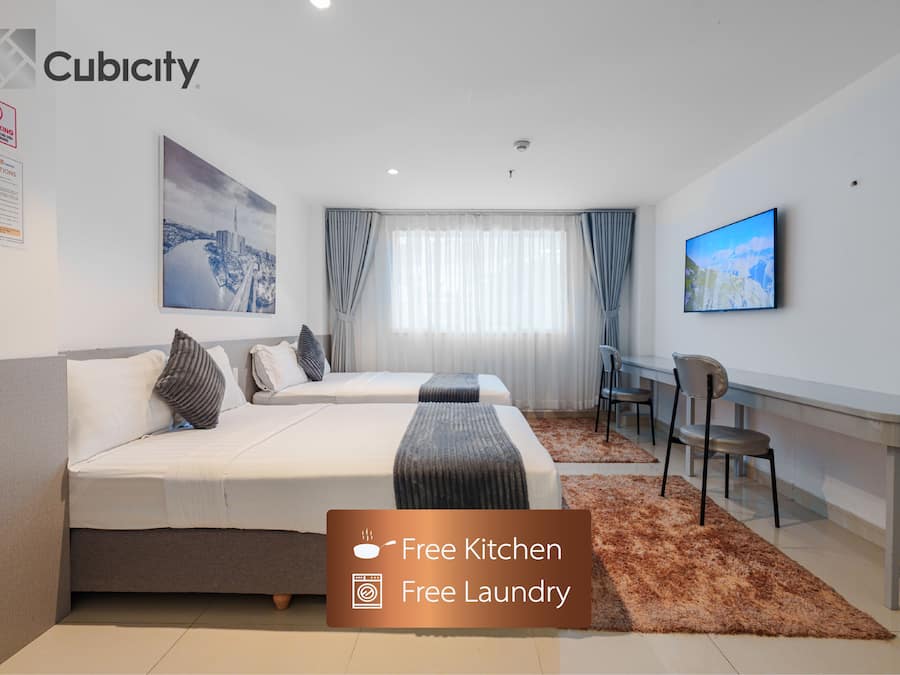 Quarto, 2 camas de casal | Entrada do alojamento