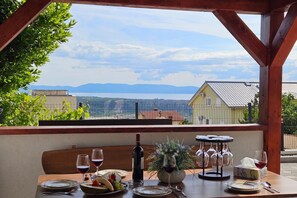 Mesa posta para refeição, com vista para um lago e montanhas.