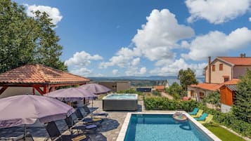 Casa Familiar, vários quartos, 2 casas de banho (Villa Natali With Pool And Sea View) | Piscina | Piscina exterior sazonal
