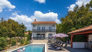 Casa Familiar, vários quartos, 2 casas de banho (Villa Natali With Pool And Sea View) | Piscina | Piscina exterior sazonal