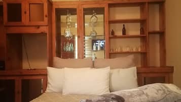 Quarto luxo, vista para a piscina | Ferros/tábuas de passar roupa, Wi-Fi de cortesia