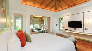 Vila família | Cofres nos quartos, escrivaninha, espaço de trabalho para notebook