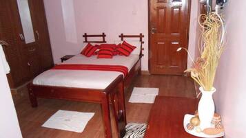 Quarto solteiro, vista para a cidade | Wi-Fi de cortesia, roupa de cama