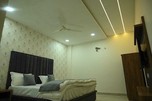 Quarto casal club | Escrivaninha, espaço de trabalho para notebook, Wi-Fi de cortesia