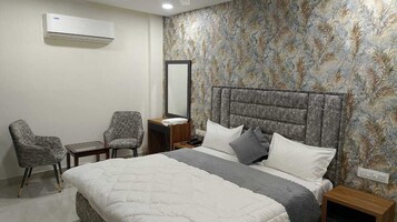 Quarto casal club | Escrivaninha, espaço de trabalho para notebook, Wi-Fi de cortesia