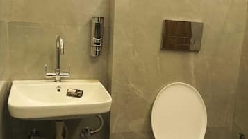 Quarto casal superior | Banheiro | Chuveiro, toalhas de banho, sabonete, shampoo
