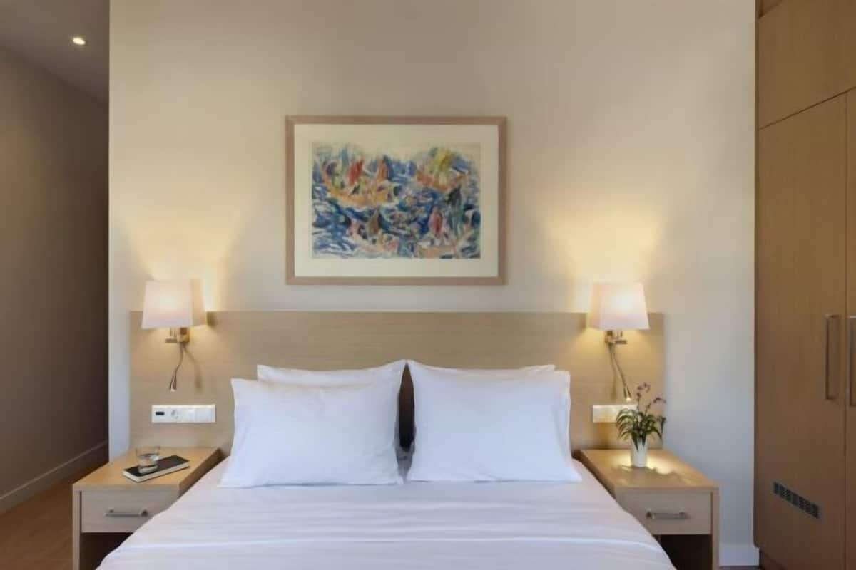 Cofres nos quartos, escrivaninha, espaço de trabalho para notebook