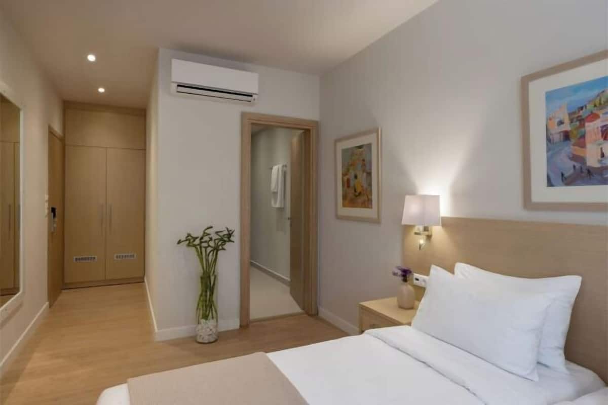 Cofres nos quartos, escrivaninha, espaço de trabalho para notebook