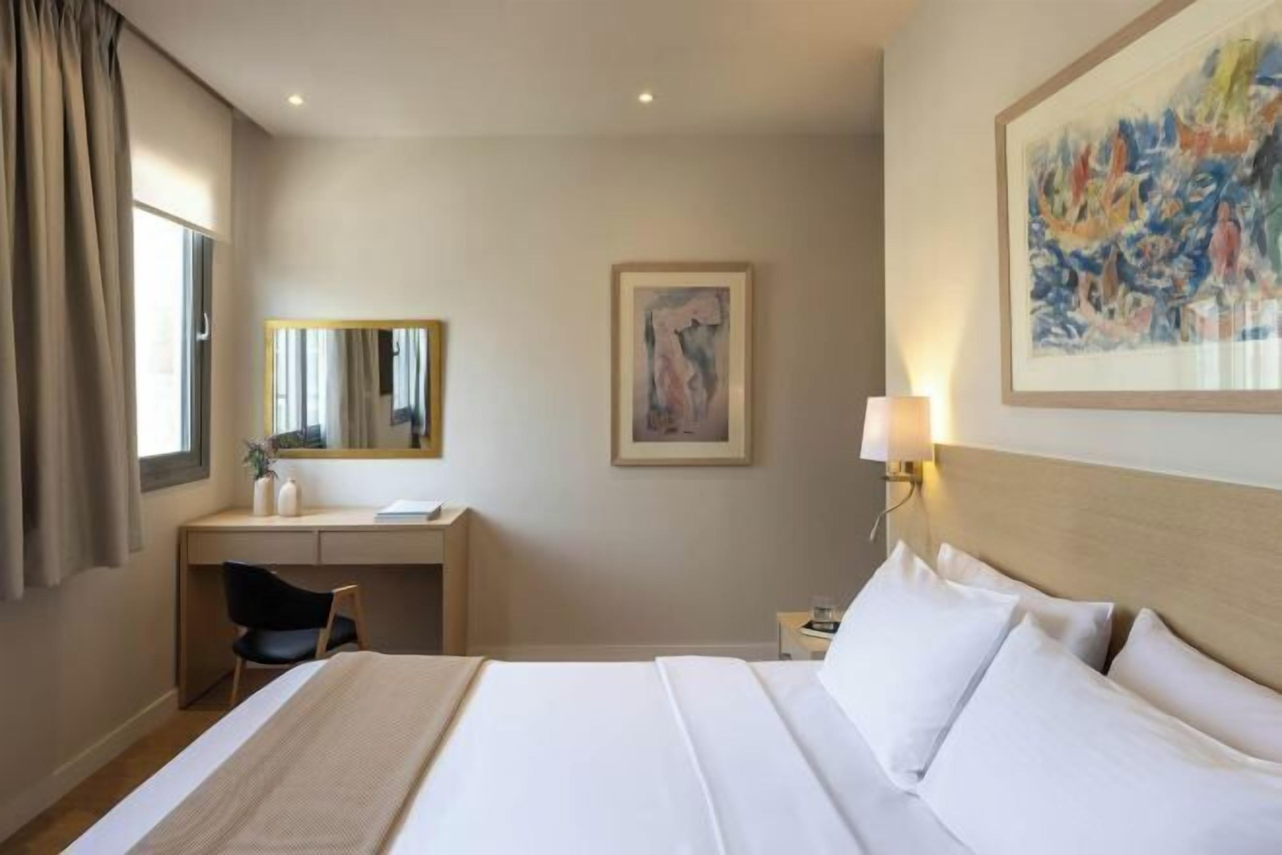 Cofres nos quartos, escrivaninha, espaço de trabalho para notebook