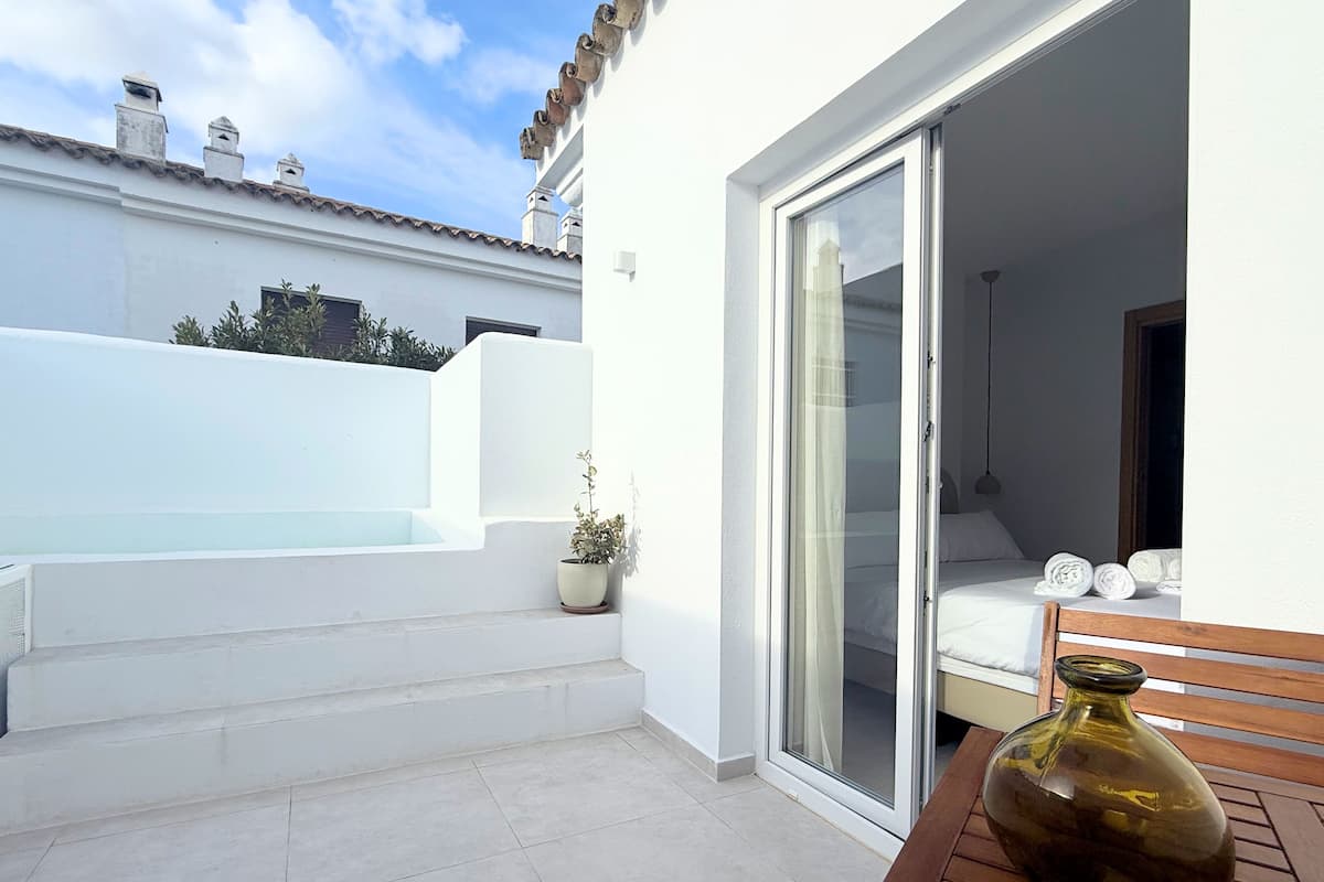 Quarto casal júnior, piscina particular | Terraço/pátio