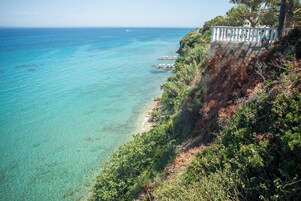 Perto da praia, guarda-sóis de praia