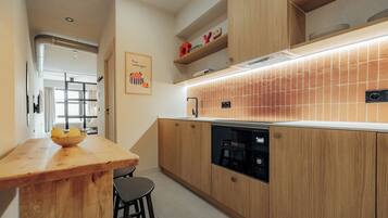 Apartamento superior (Loft 1) | Cozinha privada | Geladeira, fogão, cooktop, lava-louças