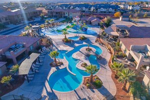 Uma área residencial com piscina, espreguiçadeiras e parque aquático.