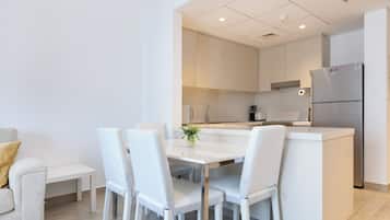 Apartamento, 2 quartos, varanda, Vista para a cidade | Refeições no quarto