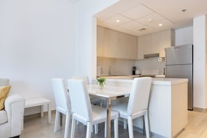 Apartamento, 2 quartos, varanda, Vista para a cidade | Refeições no quarto