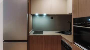 Apartamento, 3 quartos | Cozinha privada | Um frigorífico, um micro-ondas, um forno, uma máquina de lavar louça
