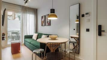 Apartamento, 2 quartos | Sala de estar | Televisor de 50 cm com canais por cabo