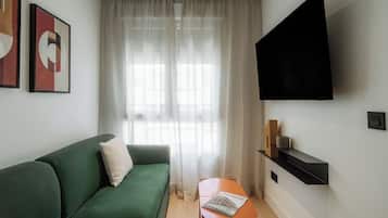 Apartamento, 3 quartos | Sala de estar | Televisor de 50 cm com canais por cabo