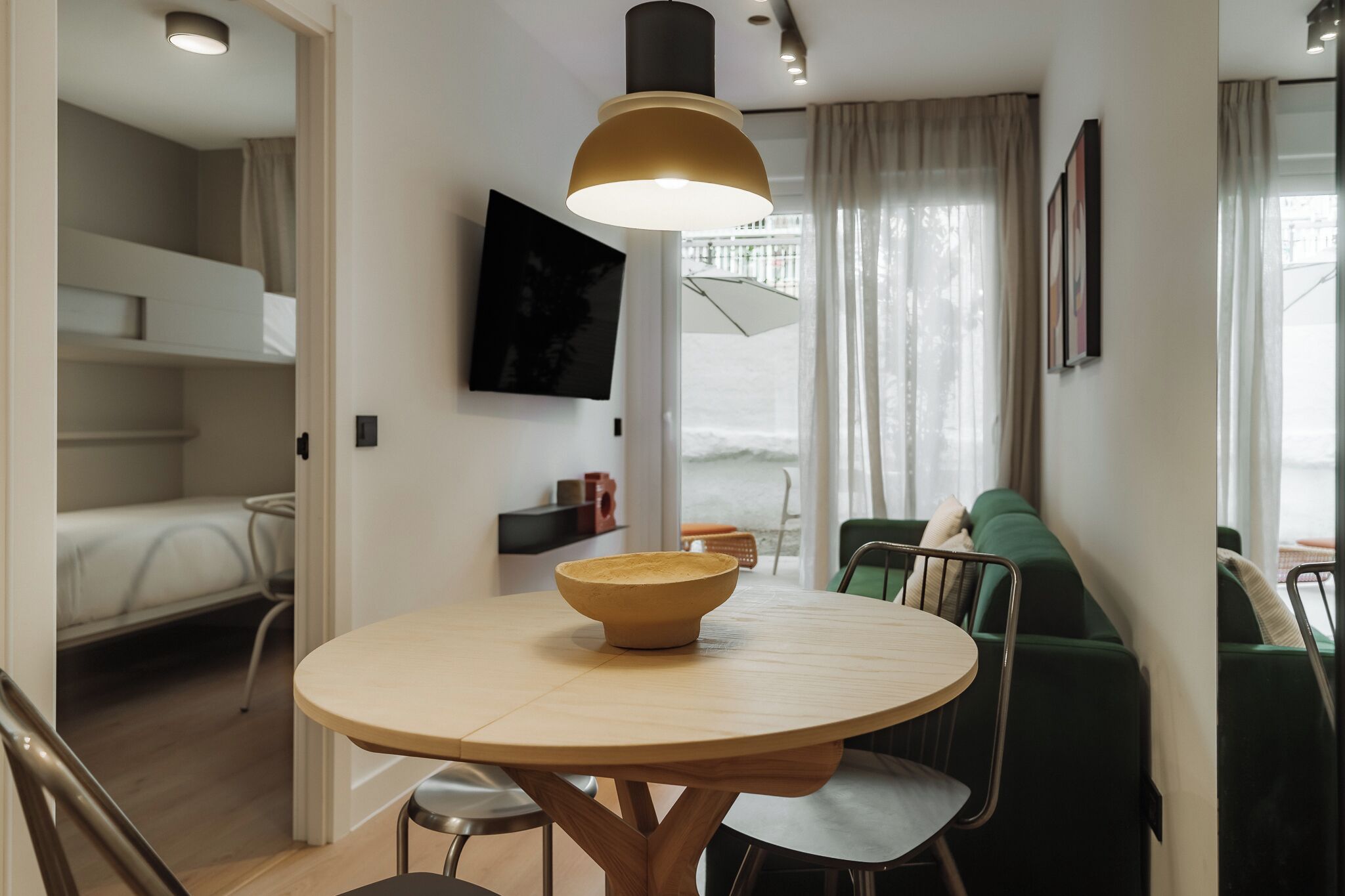 Apartamento, 2 quartos | Sala de estar | Televisor de 50 cm com canais por cabo 