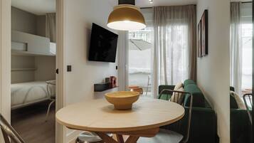 Apartamento, 2 quartos | Sala de estar | Televisor de 50 cm com canais por cabo