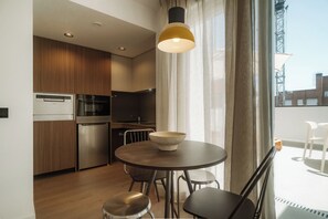 Apartamento, 1 quarto, adaptado para pessoas com dificuldades de mobilidade, varanda | Cozinha privada | Um frigorífico, um micro-ondas, um forno, uma máquina de lavar louça 