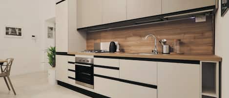 Apartamento | Cozinha privada | Uma chaleira elétrica, mesas de jantar