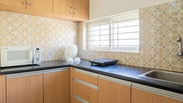 Estúdio, Vista para a cidade | Kitchenette privada | Um frigorífico, um micro-ondas, um forno, uma máquina de lavar louça