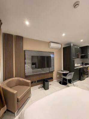 Suite-Estúdio Deluxe, varanda | Cortinas/cortinados opacos, quartos insonorizados 