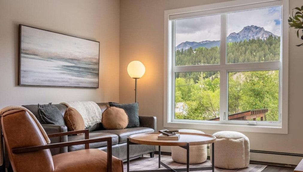 Cosmos Getaway | Mtn Views | Ac | Bbq | King Bed - Golden