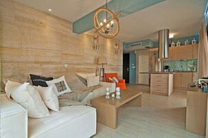 Poseidon Luxury Suite | Escrivaninha, espaço de trabalho para notebook, quartos à prova de som