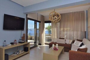 Poseidon Luxury Suite | Escrivaninha, espaço de trabalho para notebook, quartos à prova de som