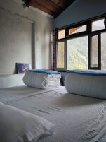 Quarto Duplo Comfort, vista para a montanha | Secretária, secretária adequada para computadores portáteis
