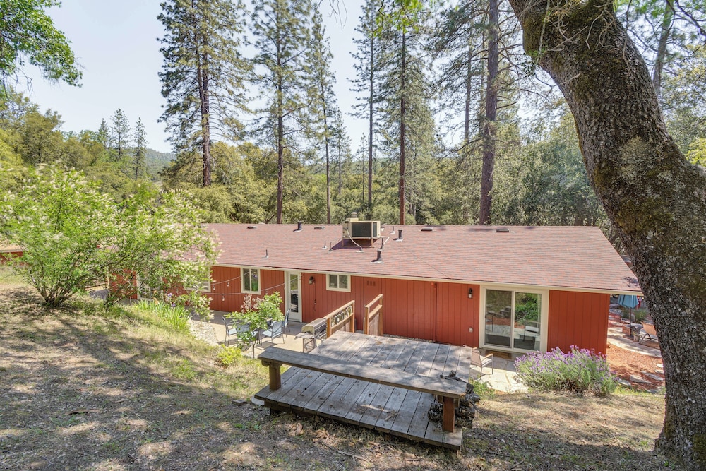 Hike, Boat & More: Cabin W/ Hot Tub In Ahwahnee! - Yosemite National Park, CA