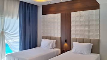 Suite Júnior, 3 quartos, casa de banho partilhada | Minibar grátis, cofre no quarto, secretária, cortinas/cortinados opacos