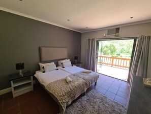 Quarto Duplo Básico, 1 cama de casal, ar condicionado, vista para a montanha | Secretária, Wi-fi grátis 