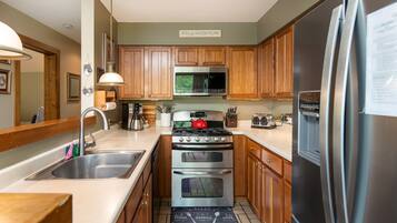 Condo, 4 quartos | Cozinha privada | Geladeira, fogão, cafeteira/chaleira, torradeira