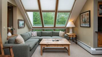 Condo, 4 quartos | Área de estar