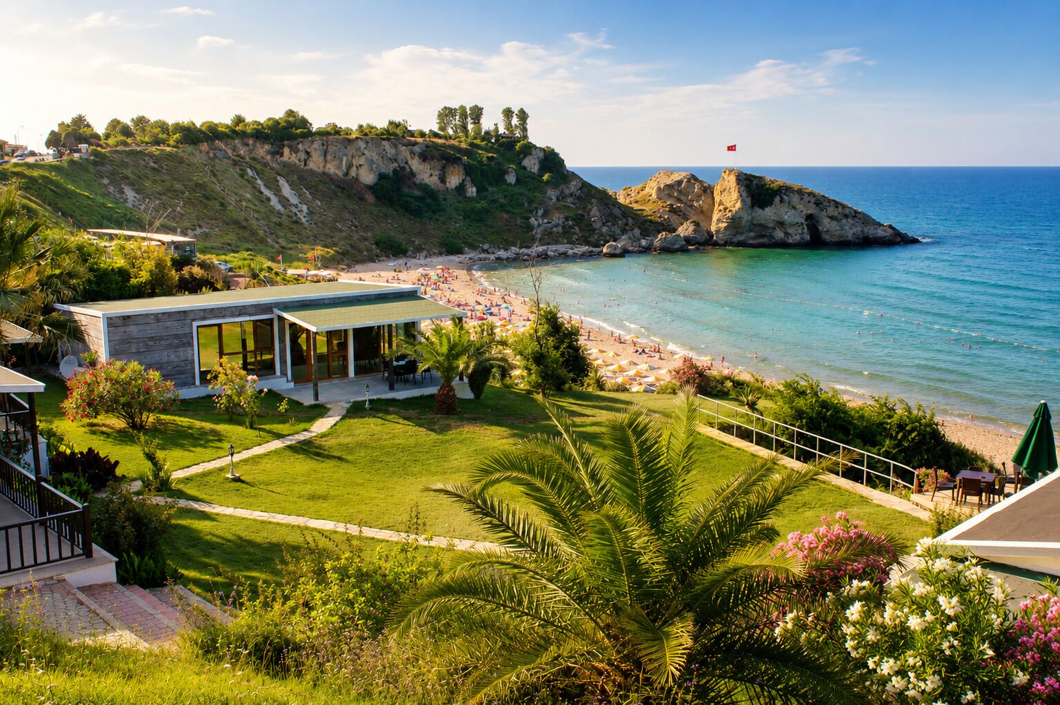 Um imóvel costeiro com praia particular, uma casa moderna e vista para o mar.