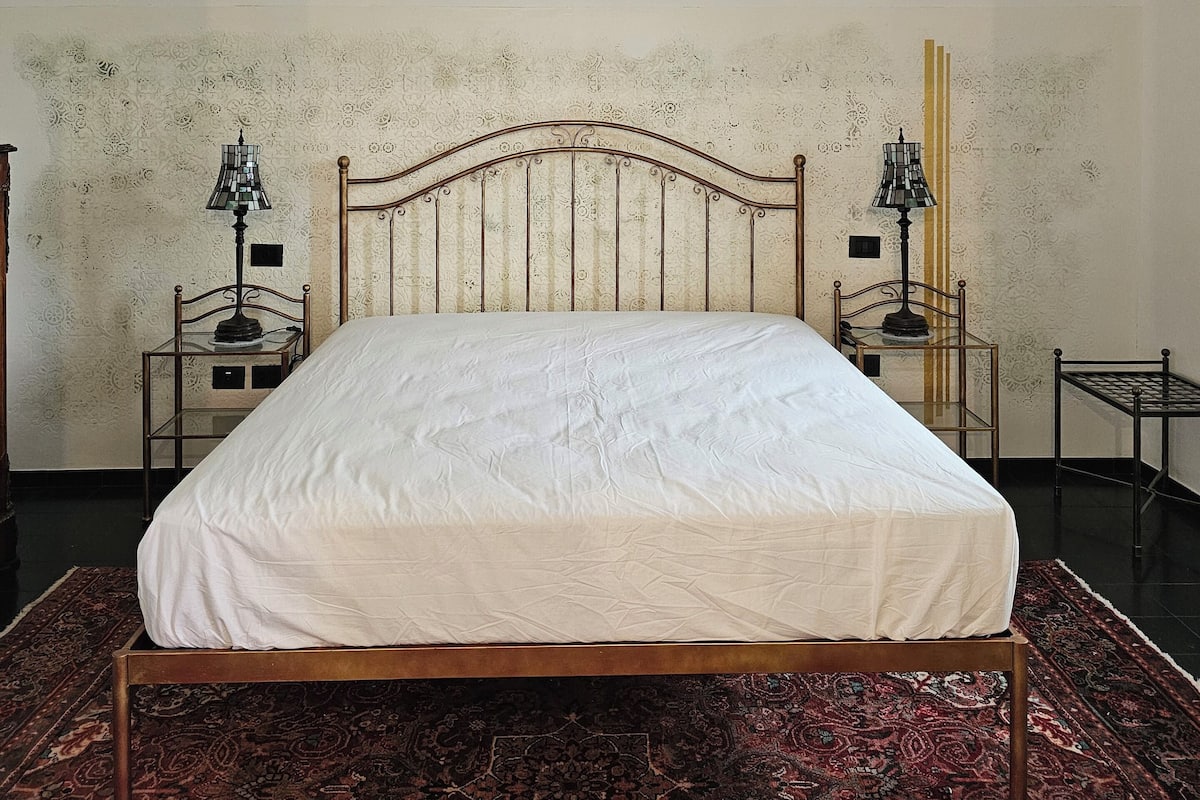Suíte superluxo, 1 cama King, sacada, vista para a colina | 1 quarto, roupas de cama premium, edredons de pluma, cofres nos quartos