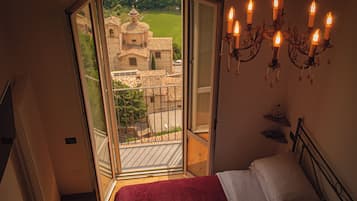 Quarto casal conforto, sacada, vista para a piscina | 1 quarto, roupas de cama premium, edredons de pluma, cofres nos quartos