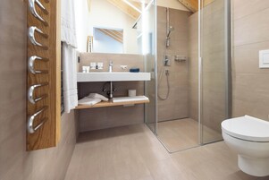 Apartamento, 2 quartos, varanda, vista para a montanha | Casa de banho | Um polibã, um secador de cabelo, roupões, toalhas fornecidas 