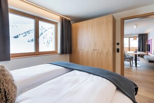 Apartamento, varanda, vista para a montanha | Cofre no quarto, cortinas/cortinados opacos, Wi-fi grátis 