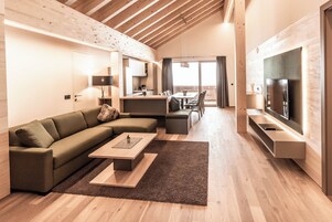 Apartamento, 2 quartos, varanda, vista para a montanha | Sala de estar