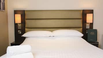 Quarto Duplo Standard, casa de banho privativa | Roupa de alta qualidade, secretária
